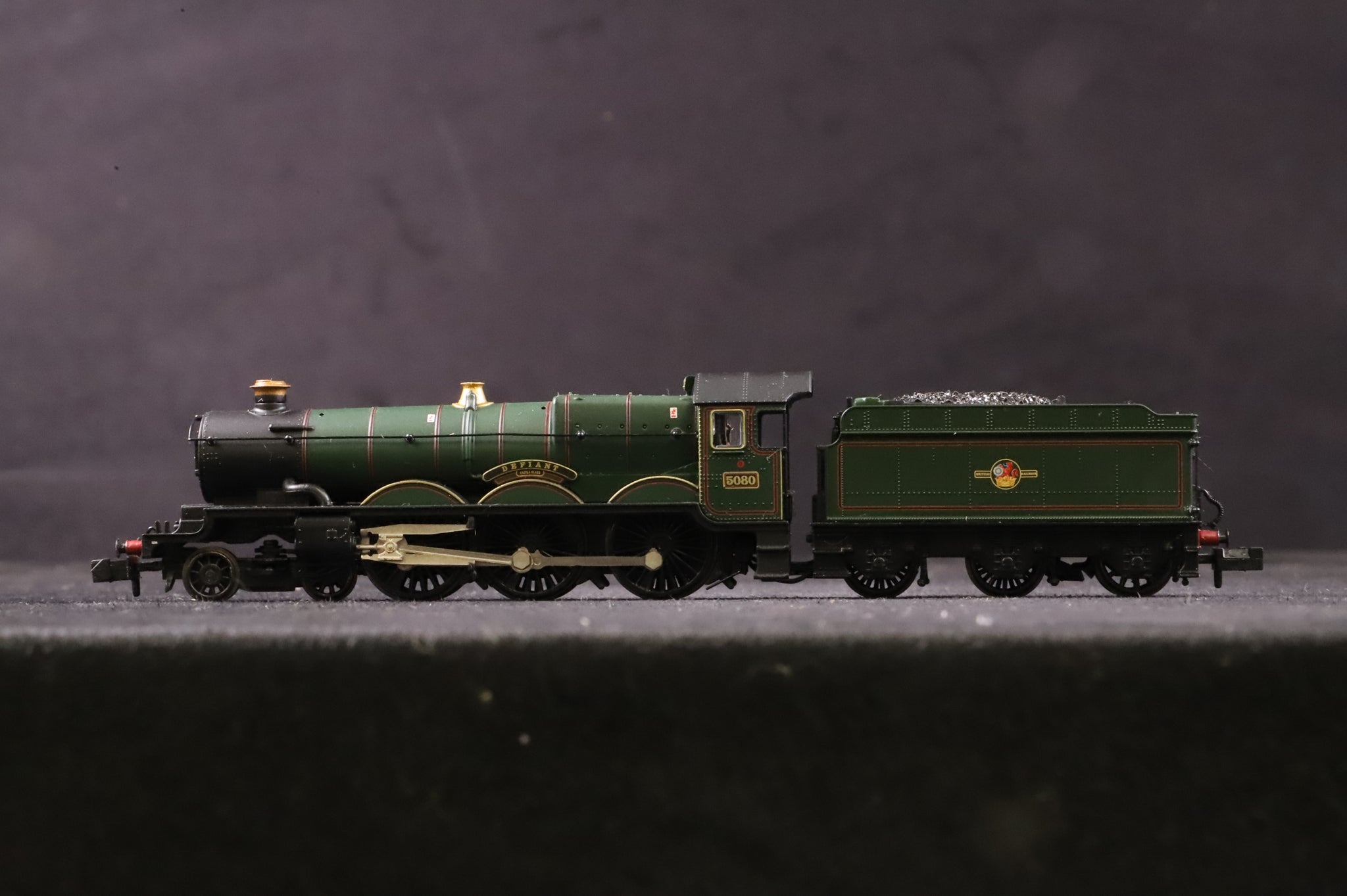 Graham Farish N 370-160 Castle Class '5080' 'Defiant' BR Lined Green L ...