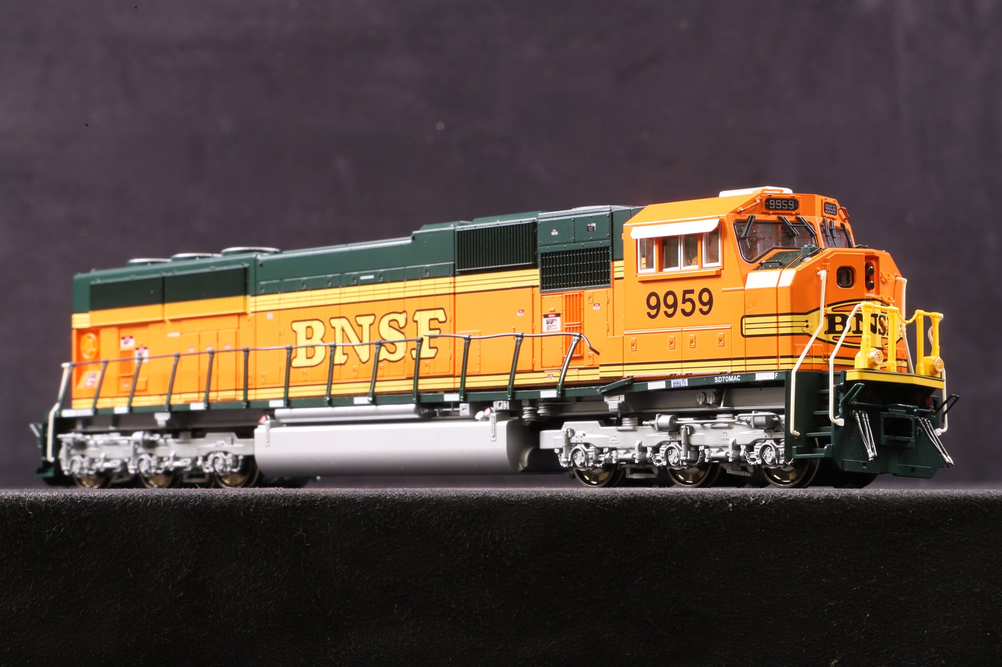 Kato HO 37-6452 EMD SD70MAC 9959 in BNSF Heritage II Livery - Clark ...