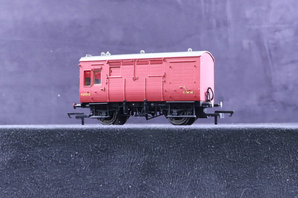 Hornby OO LMS Horse box in Crimson - Clark Railworks